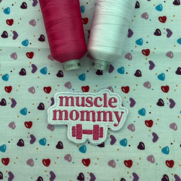 Muscle Mommy - Emblemas Académicos